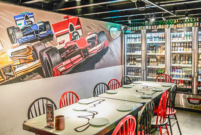 开到凌晨的F1赛车主题餐厅 - into